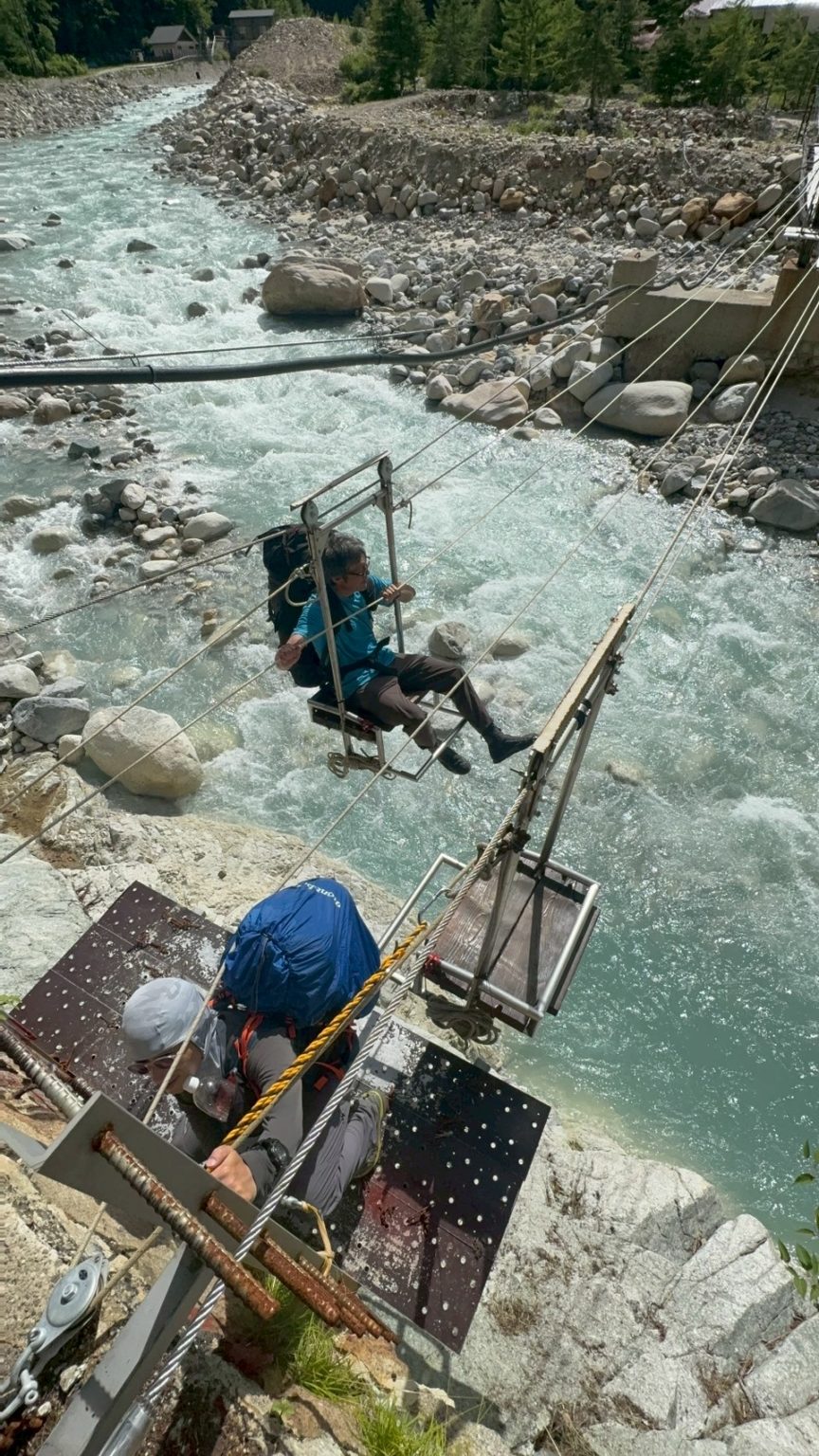 伊籐新道 秘境感たっぷりの渓谷を水の光を浴びて歩く